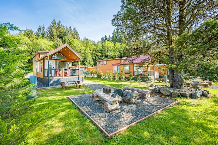 Rainforest Tiny Home Retreat: Retro - Forks, WA