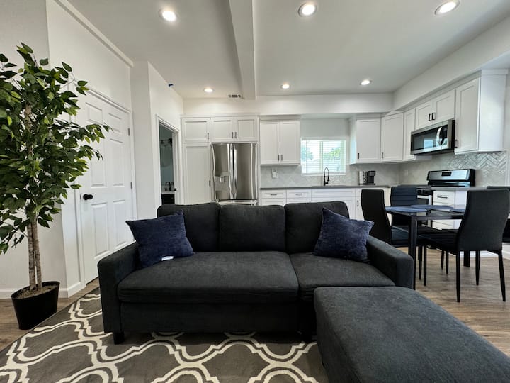 Beautiful 2 Bedroom/2 Bath - Los Angeles