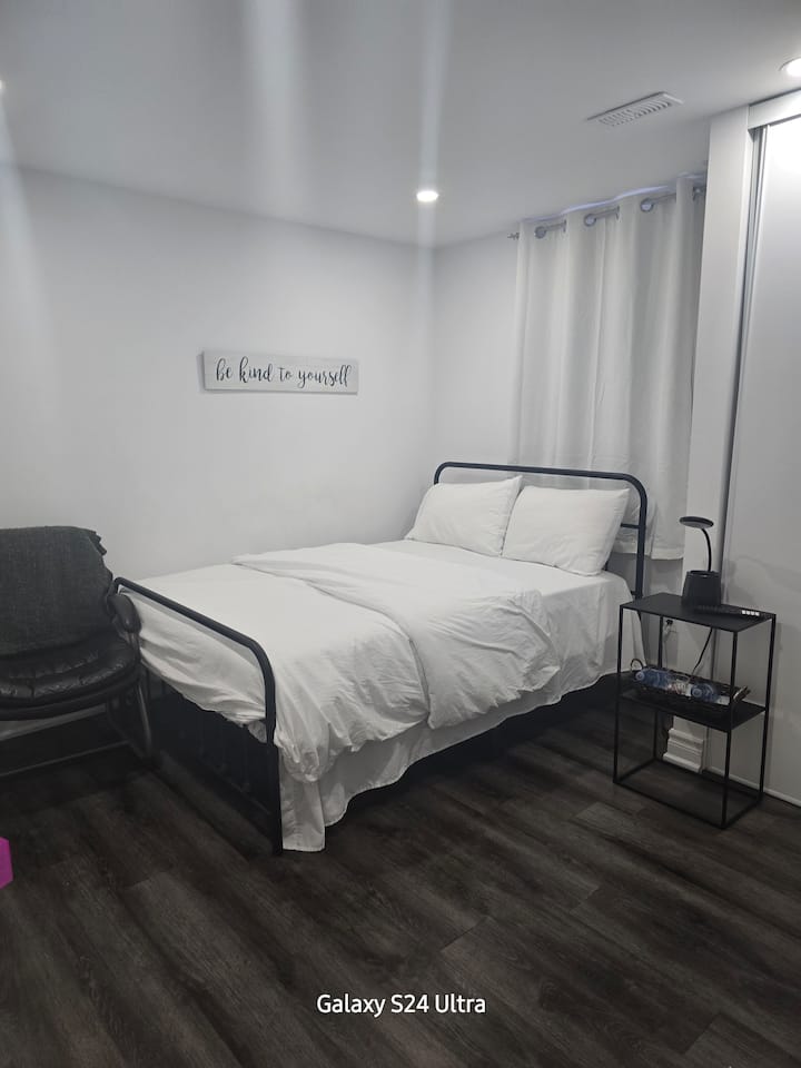 Room W/private Bathroom, Tv, Window, Free Parking - Brampton