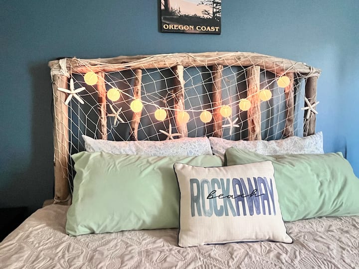 Rockaway Retreat*hot Tub*fireplace*walk To Beach - Rockaway Beach, OR