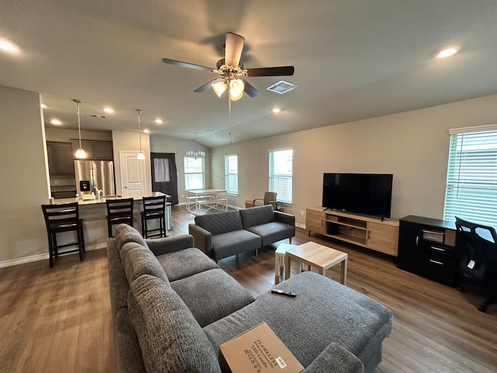 2 Rooms: 1 Queen, 2 Fulls In A 3 Bedrooms Home - Bryan, TX