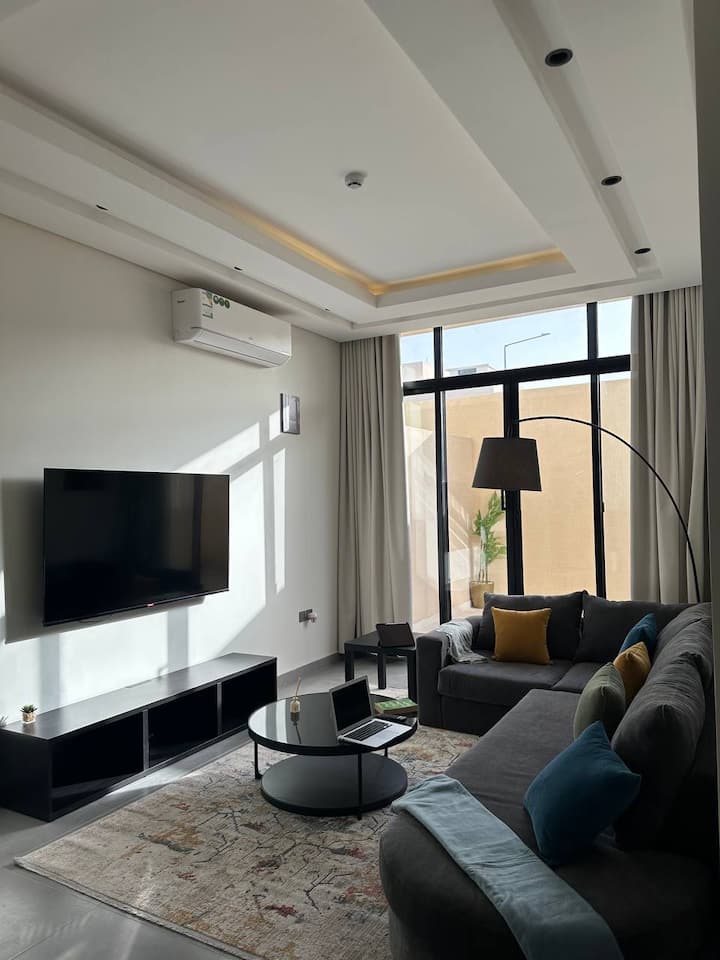 المونسية - شقة كبيرة مع بلكونة بتصميم فندقي#G 09 - Riyadh King Khalid Airport (RUH)