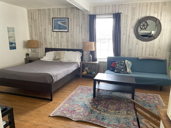 Charming Seaside Themed Private Studio Apartment! - Austin, TX