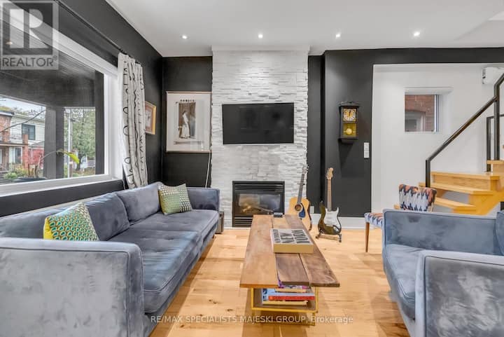 Bright And Spacious Victorian. Central Location. - Toronto