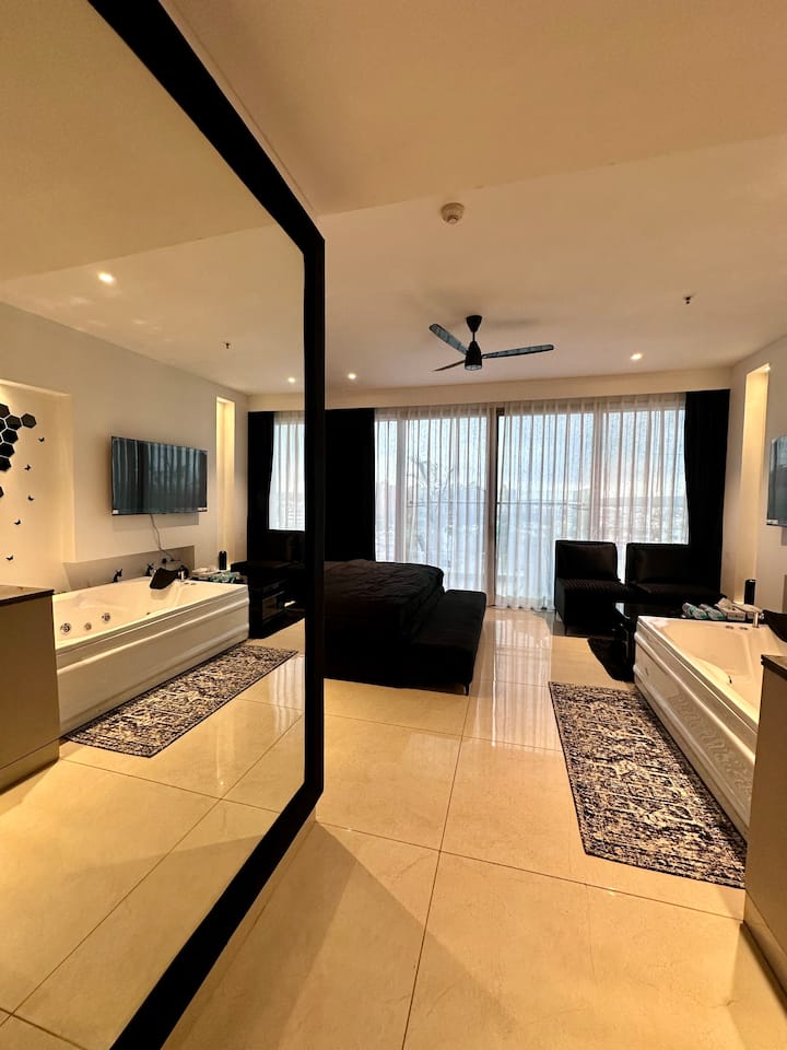 High Luxe Private Jacuzzi Black Studio - Gurugram