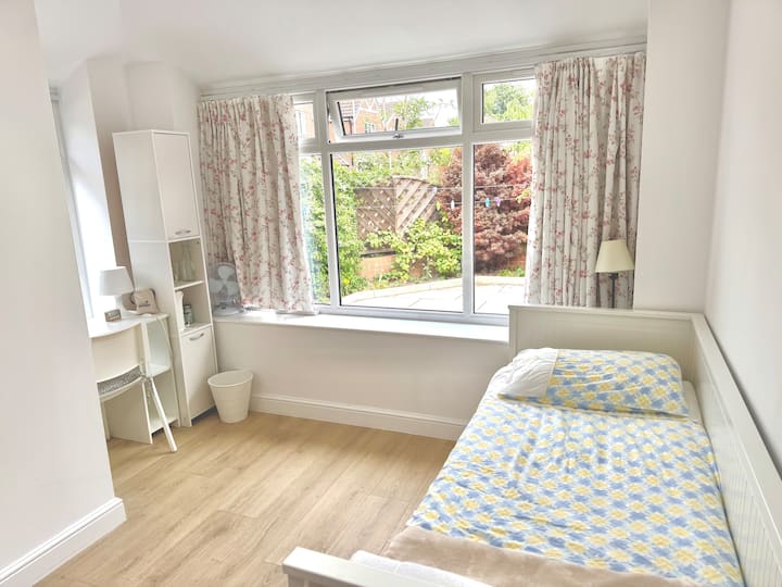 Garden Flat - Selfcontained Room With Freeparking - Leeds