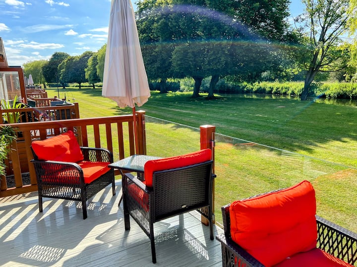 Luxury Riverbank Lodge - Stratford-upon-Avon
