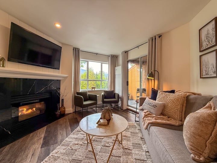 Stylish 1br W/ Fireplace & Free Parking | Village - Whistler