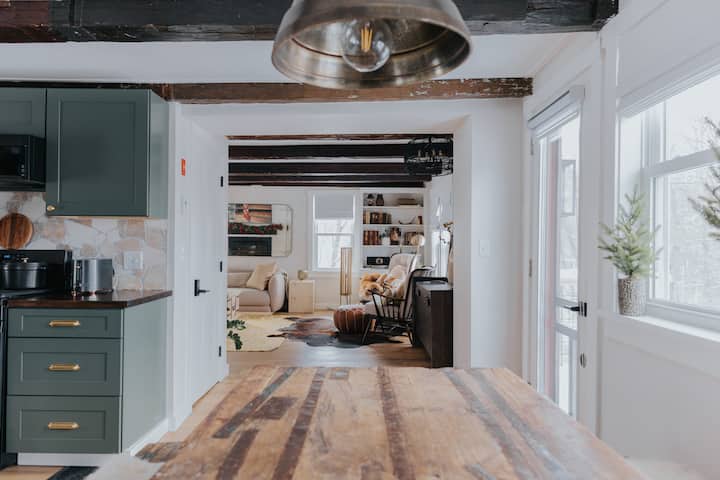 Chic 1810 Farmhouse Mountain Retreat - Vermont