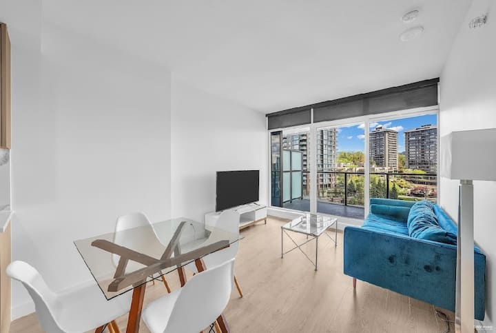 Bright 1b+1b Condo/19 - Burnaby