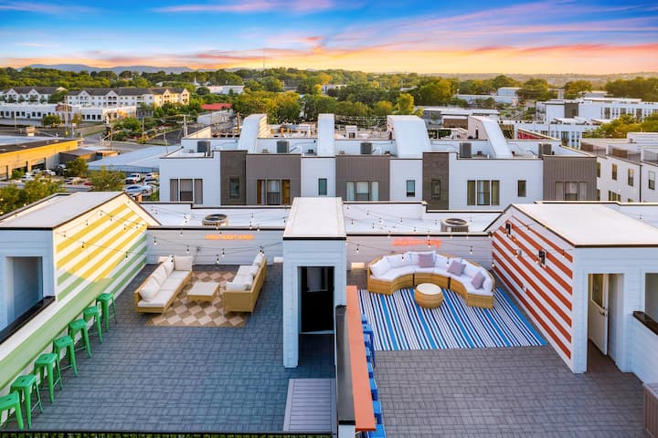 Two Luxury Homes W/24 Beds | 9 Mins To Broadway! - Nashville, TN