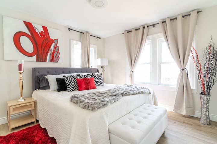 City Center Cozy 3 Bdrm + Loft - Windsor