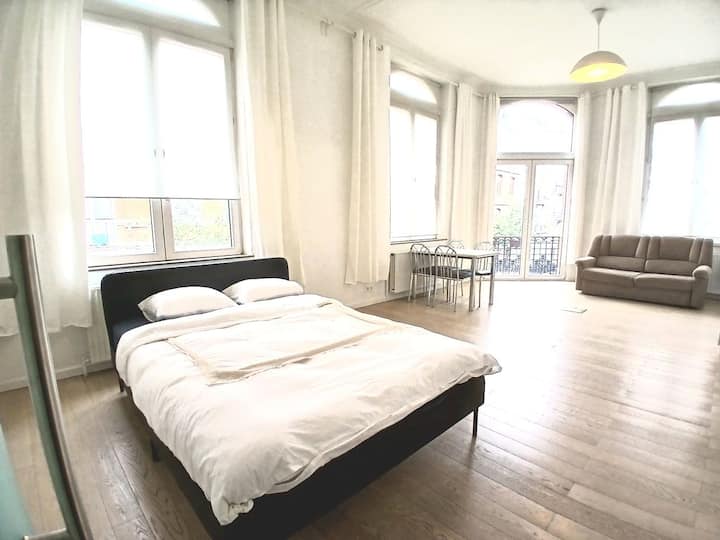 Spacious Studio With Balcony - Etterbeek