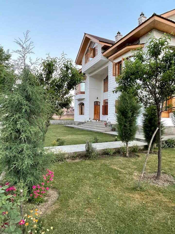 Tsc, Cozy Rooms, Relax & Unwind Near Dal Lake - Srinagar