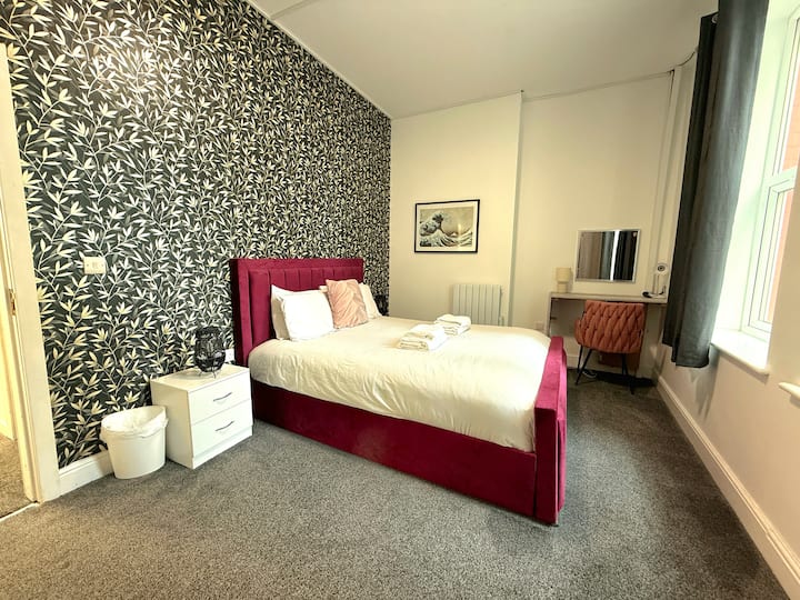 City Centre Bury Stay | Modern 3 Beds, 2br - Bury