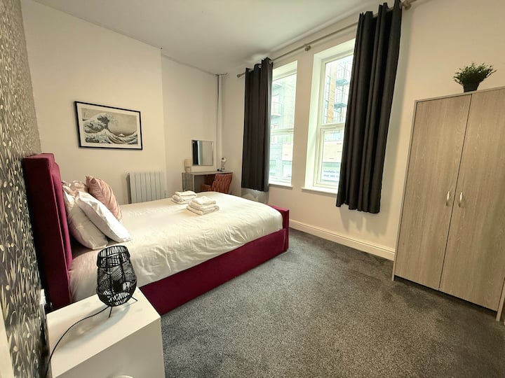 City Centre Bury Stay | Modern 3 Beds, 2br - Bury