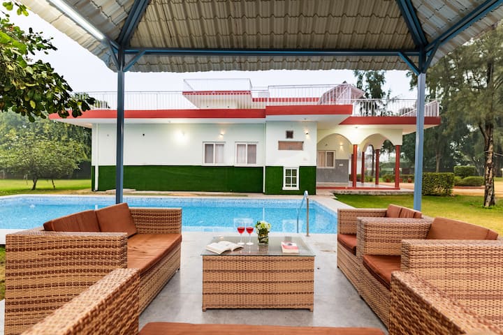 Pet-friendly Luxe Retreat With Playground & Pool - Manesar