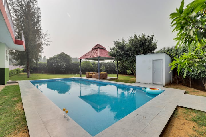 Pet-friendly Luxe Retreat With Playground & Pool - Manesar
