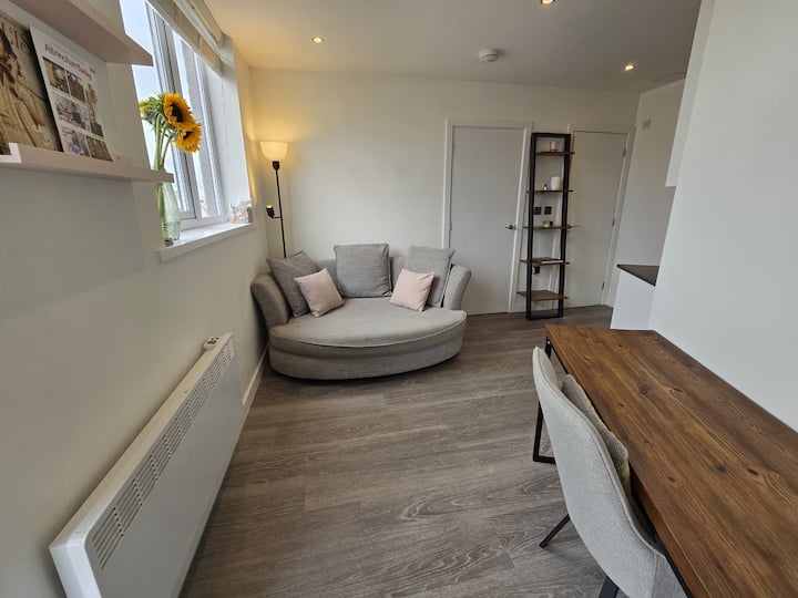 Compact, Clean & Central Apartment. - Altrincham