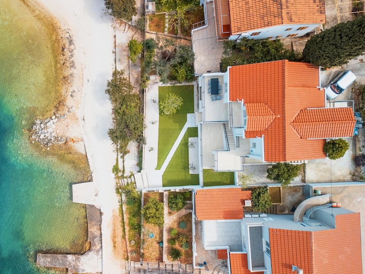 Villa Nova Lux, New-build Beachfront Triplex - Seget Vranjica