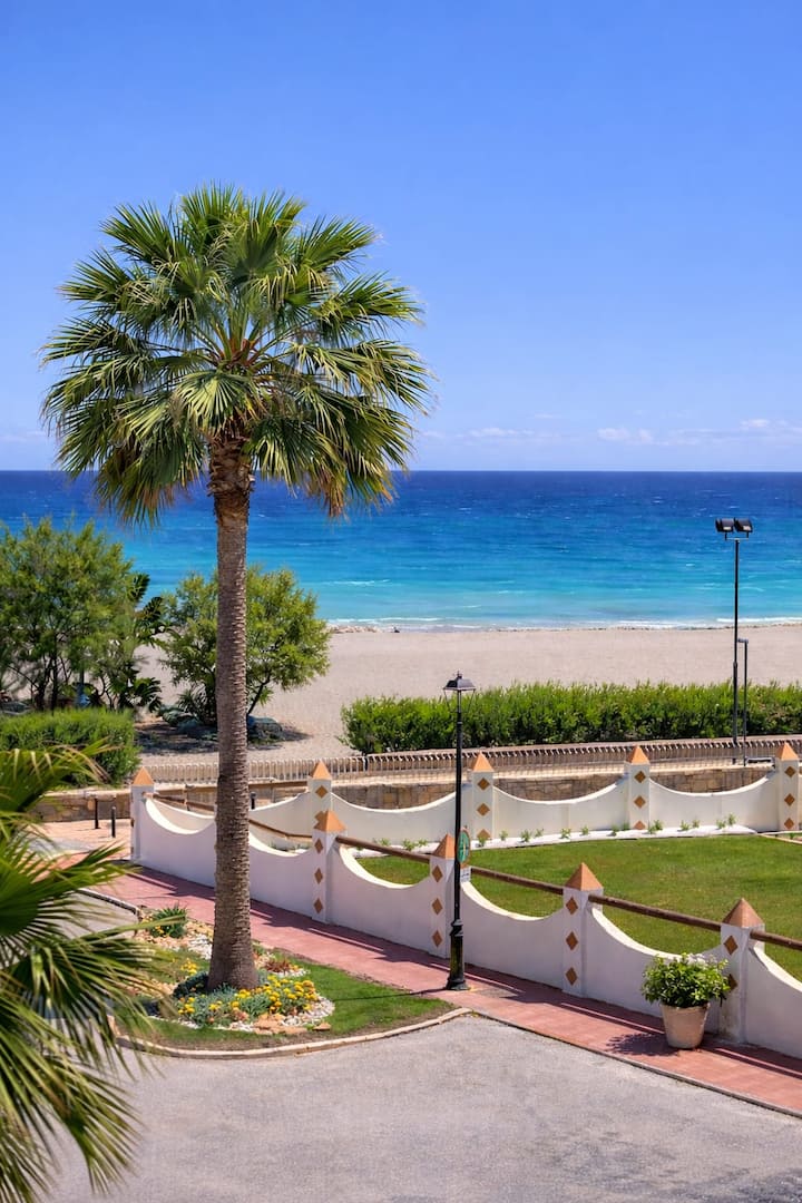 Beachfront• Pool•gardens Terraces• Near Shops•bars - Estepona