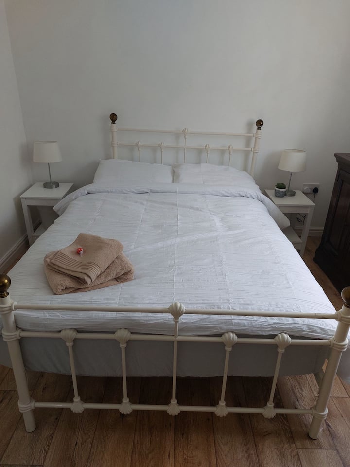Spacious Double Bedroom. - Bath