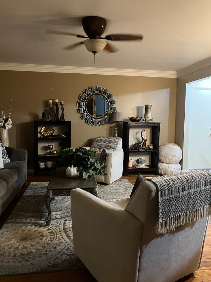 Relax Shop & Dine 2 Miles From Indy Motor Speedway - Avon, IN