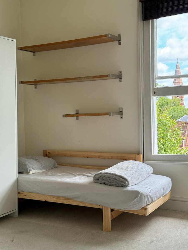 Nice Single Bedroom In Surbiton - Epsom