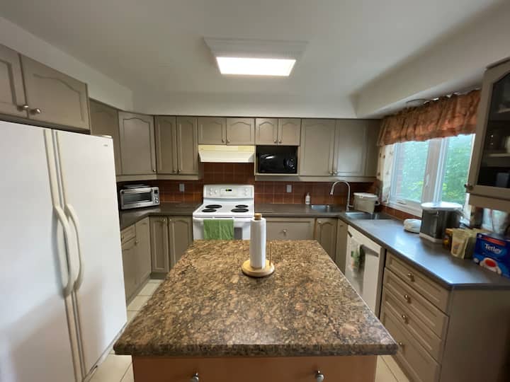 Quiet, Serene And Illuminated Room In Oakville - Burlington