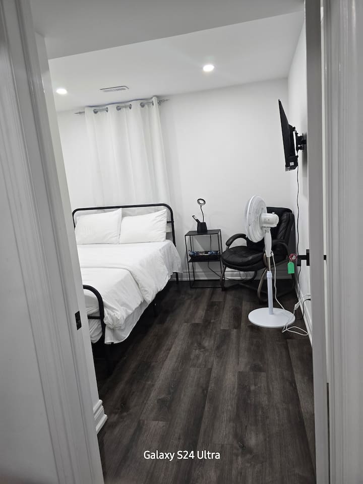 Room W/private Bathroom, Tv, Window, Free Parking - Brampton