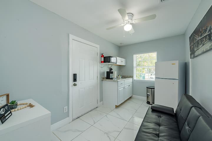 Happy Room Just Minutes From The Beach & Downtown. - Naples, FL