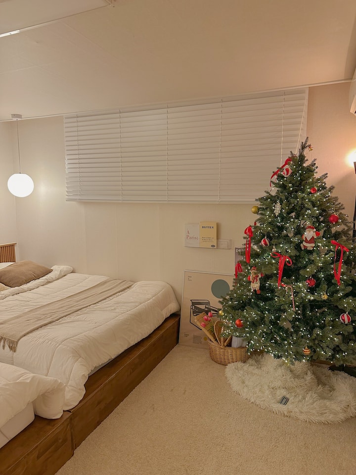 행궁꿈자리_달 #행리단길10초컷 #크리스마스트리 #퀸침대2개 #빔프로젝터 - Suwon-si