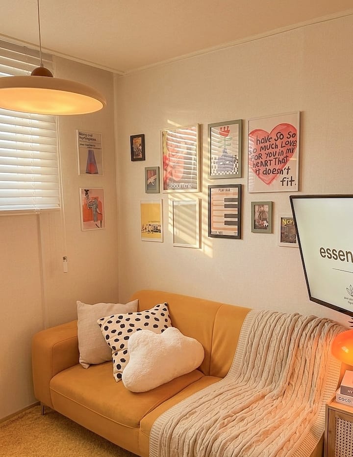 [리뷰이벤트/12시퇴실]행궁꿈자리_달 #최대4인 #연박할인 #폴라로이드 #퀸침대2개 #빔 - 율전동