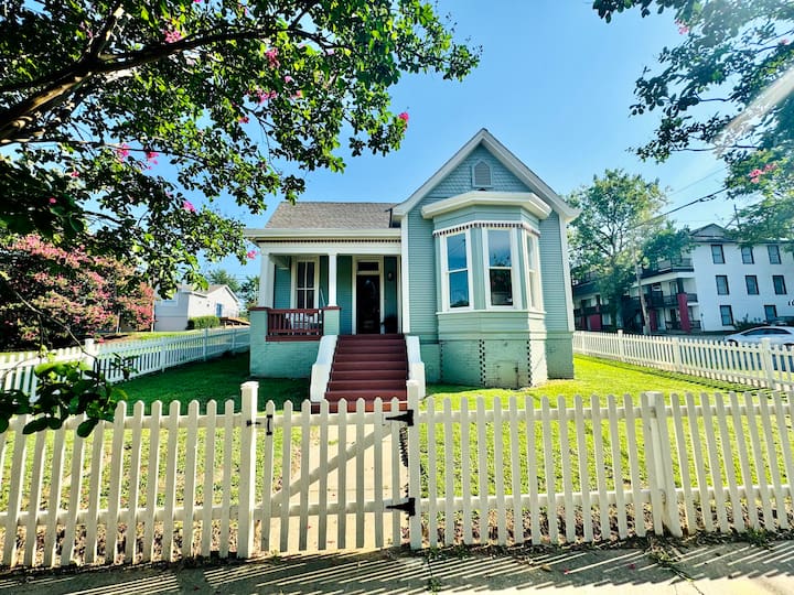Charming Home Overlooking Downtown Little Rock - Little Rock, AR