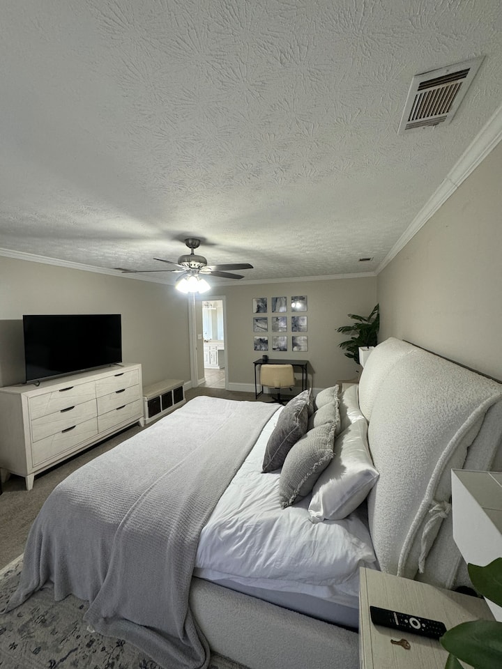Private Master Suite - Country Club - Duluth, GA