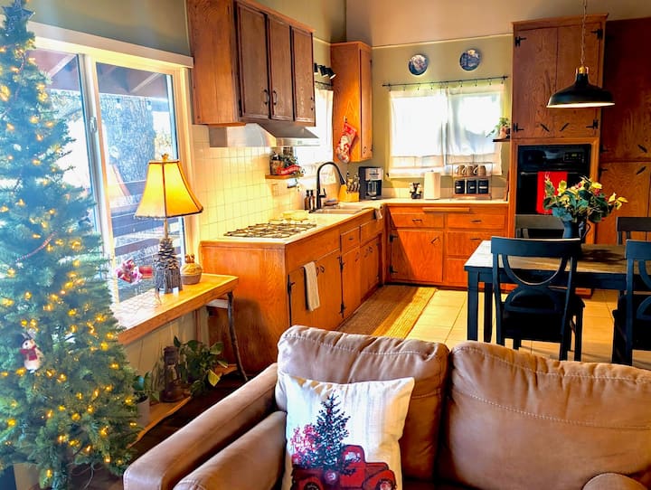 Calming Cabin Above The Clouds - Running Springs, CA