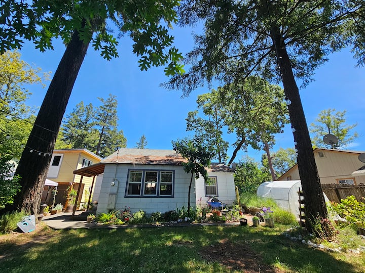 Charming Redwood Cottage - Garberville, CA