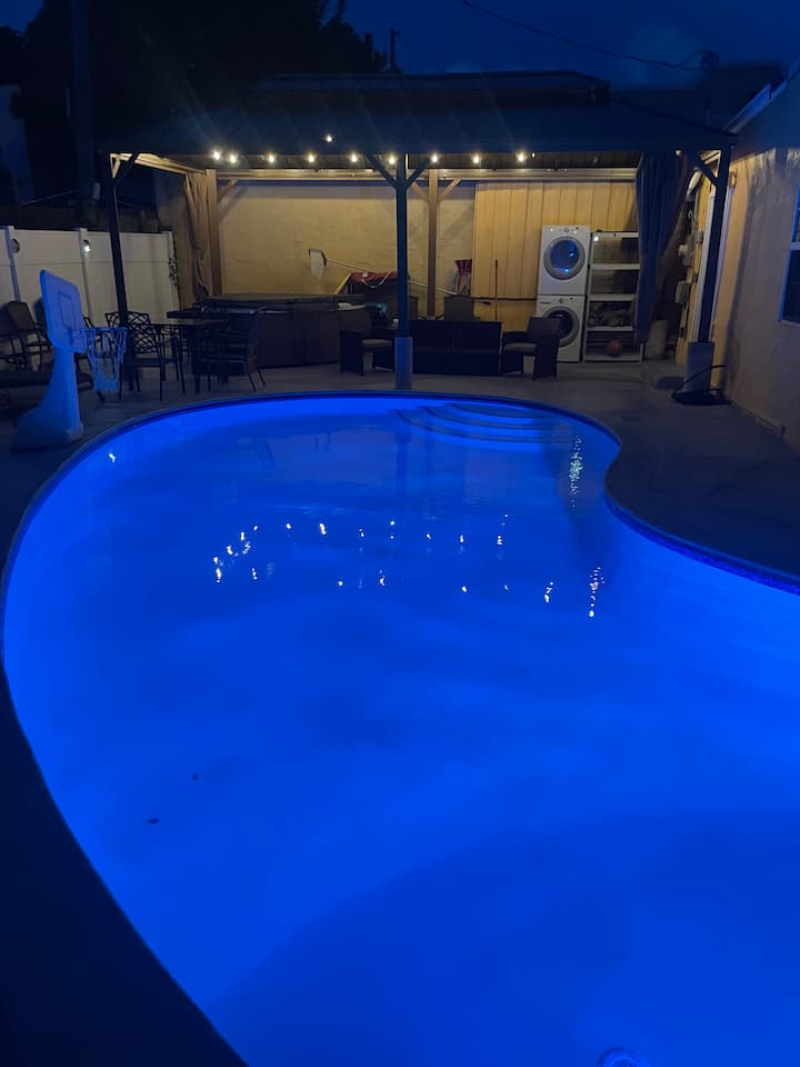 Relaxing Pool And Jacuzzi Home - West Palm Beach, FL
