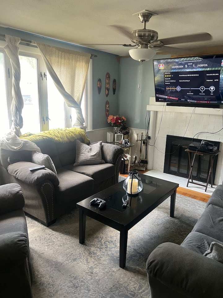 Cute Cape House - Manchester, NH