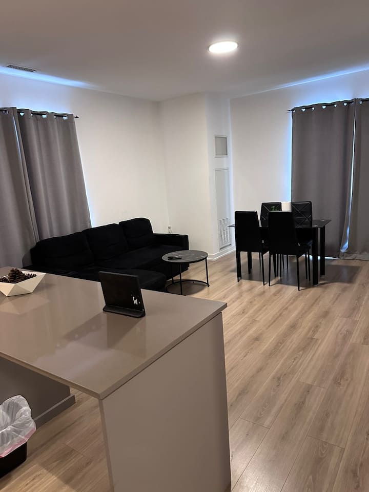 1 Full Private Home Next To Go Station - Brampton