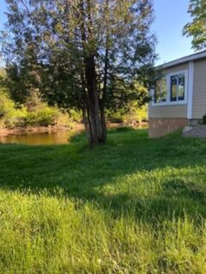 Beautiful Chalet By The River - Laurentides