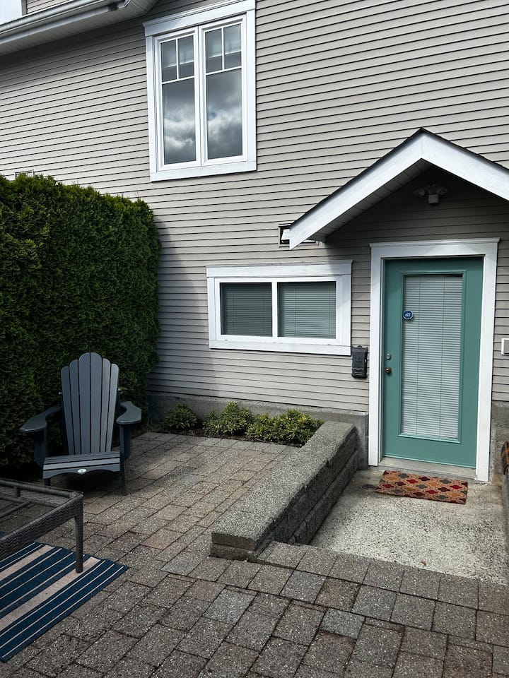 Sunny Garden Level Suite With Patio - North Vancouver
