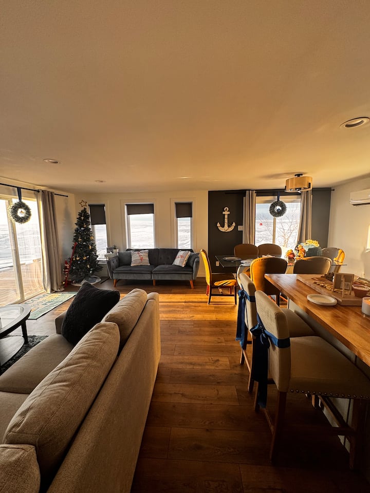 Pet Friendly /Hot Tub /Sauna King Bed, Lakefront - Manitoba