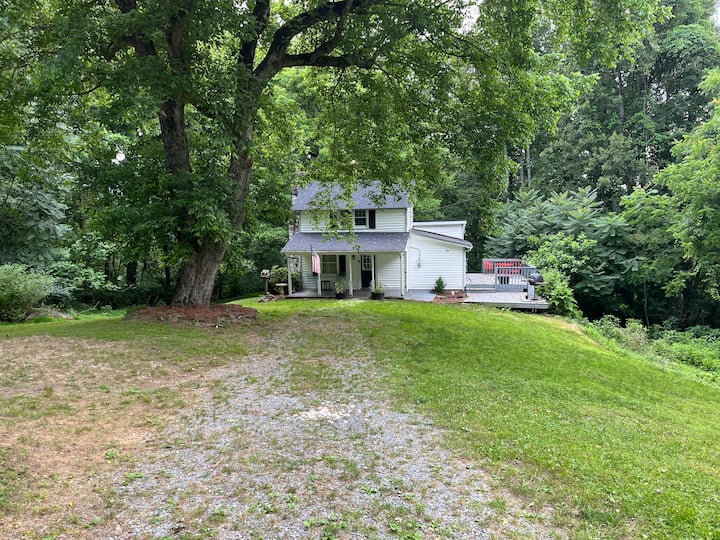 Quaint And Cozy Farmhouse - Big Island, VA