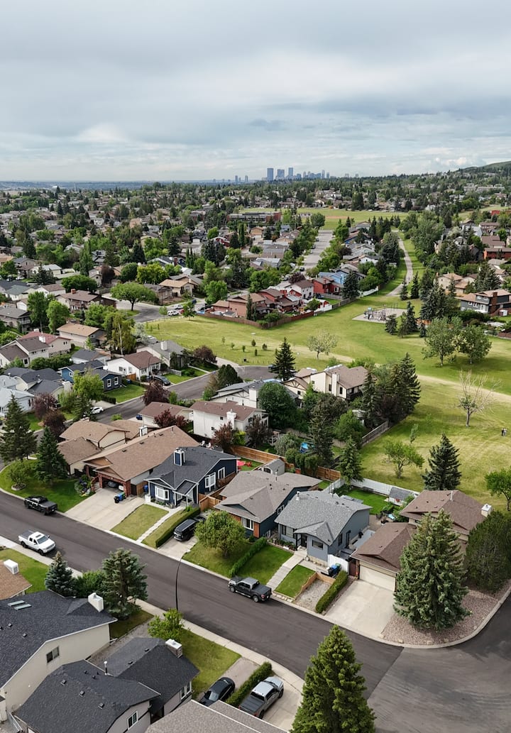 Rocky Mountains Respite - 12 Mins From Yyc Airport - Calgary