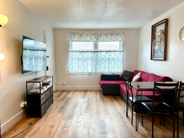 2 Bedroom Apartment With Free Parking And Laundry - Skokie, IL