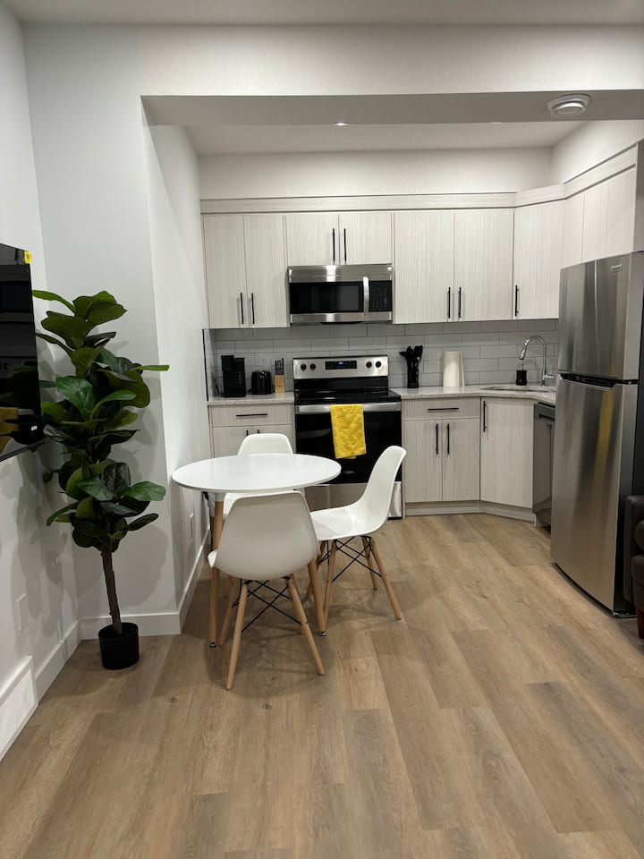 Beautiful Cozy 1-bdr Guest Suite - 캘거리