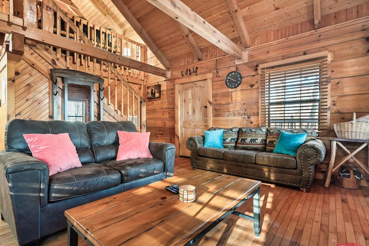 Cozy Cabin Retreat W/ King Beds, Hot Tub, Arcade - Gatlinburg, TN
