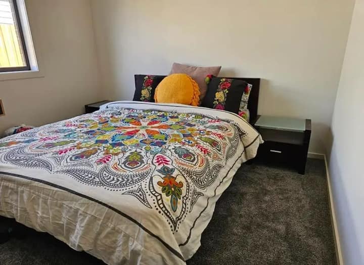 Furnished Bedroom In Family House Close To City. - Melton