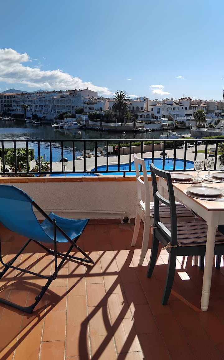 Superbe Vue Sur Votre Piscine Et Le Lac - Empuriabrava